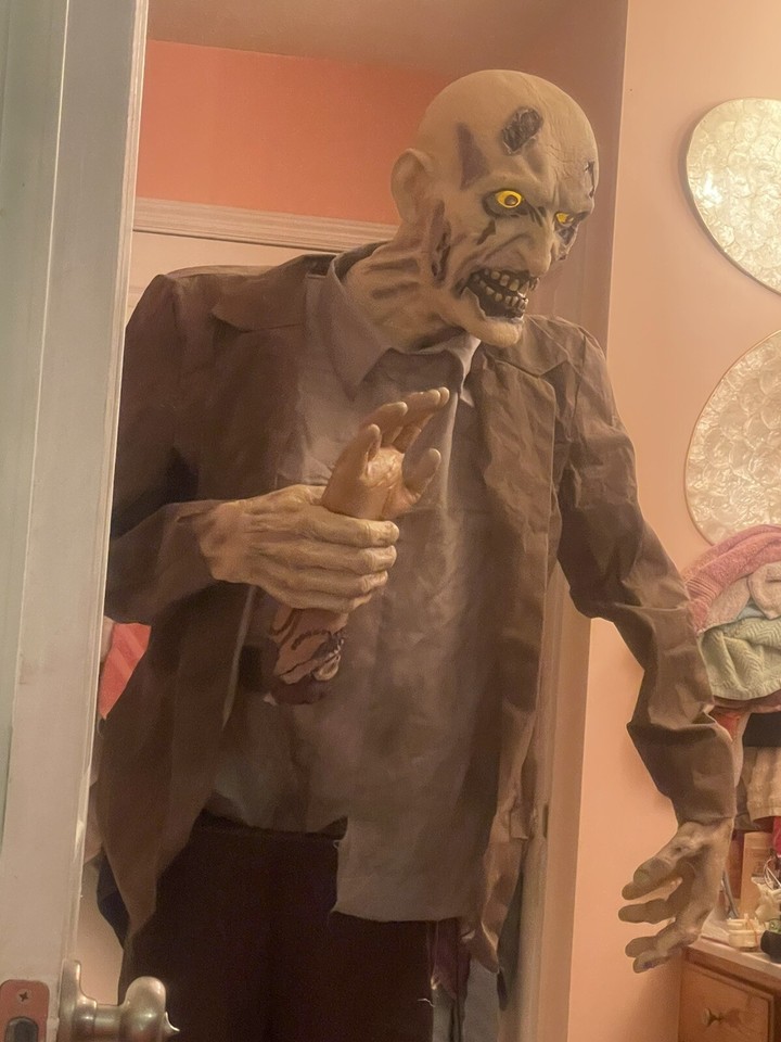 Spirit Halloween Flesh Eating Zombie Retired Halloween Animatronic W ...