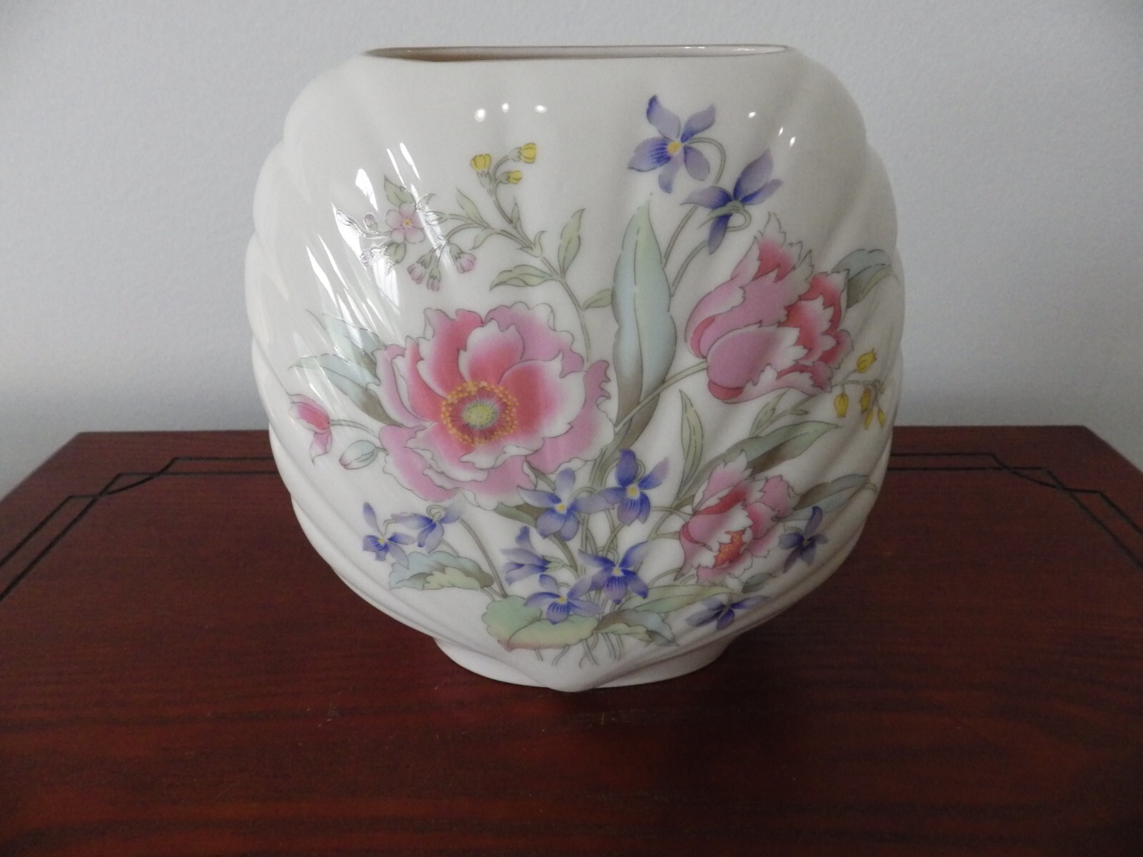 Clam Shell Shaped Vase Cream Color With Floral Decor 7.5" x 4" 1 LB | eBay