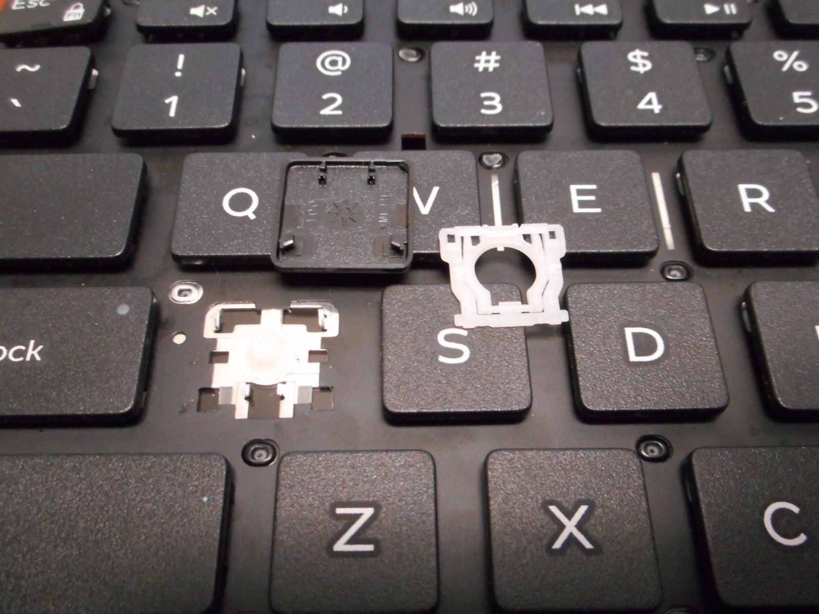 SINGLE KEY CAP + CLIP DELL INSPIRON 5000 3452 P/N: KPP2C MODEL: SN8234 ...