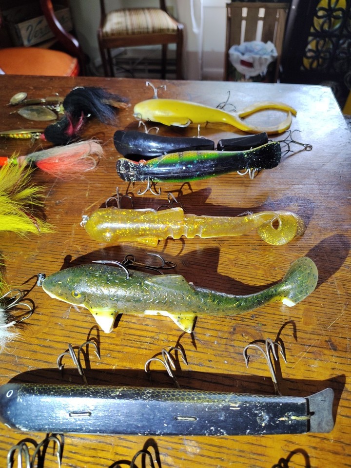 Vintage Fishing Lures Lot Suicks Mepps Muskey Northern Bucktails ...