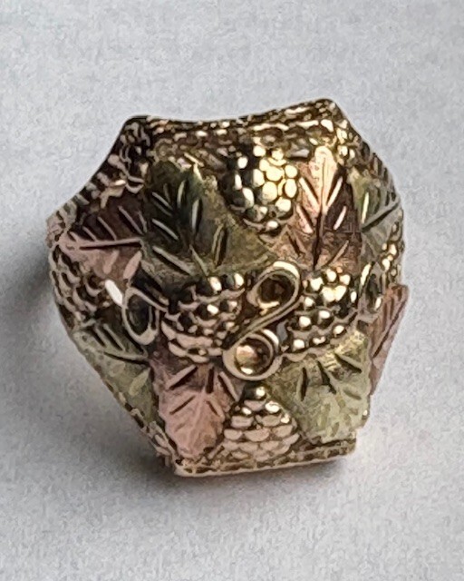 10K Black Hills Gold Tri Color Men's Gold Grape Leaf Ring | eBay