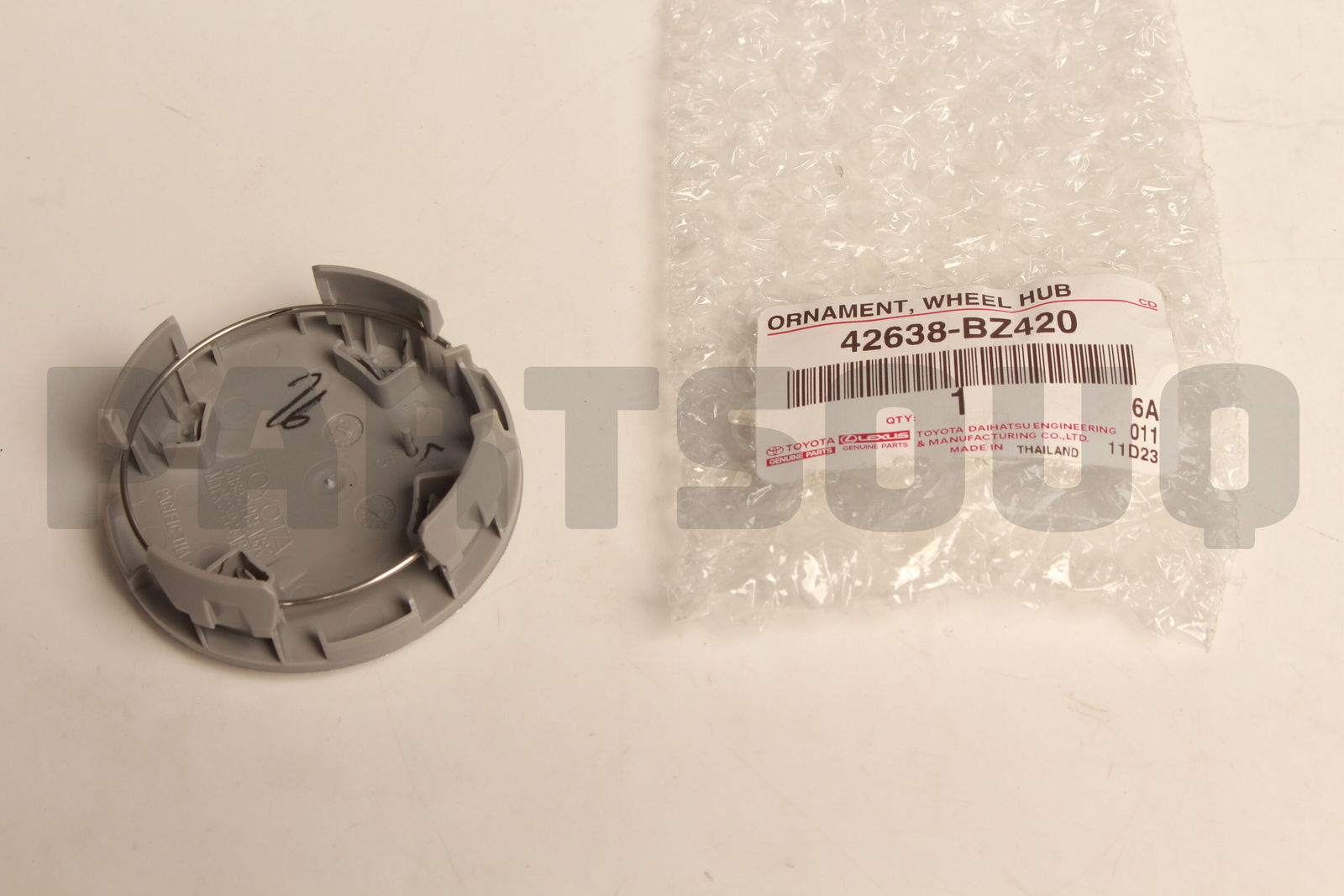 42638BZ420 Genuine Toyota ORNAMENT WHEEL HUB 42638-BZ420 | eBay