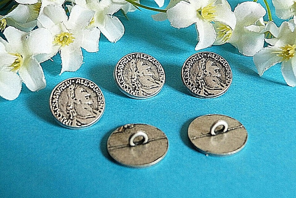 1338B/Lovely Buttons " Icing or Wafer Paper Roman " Set Of 5 Buttons Ép ...
