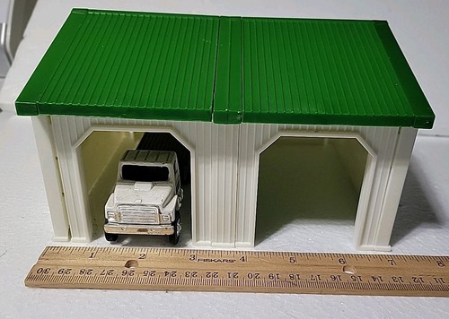 ERTL #4240? 1/64 Farm Country Cattle, Storage Shed, 2 Car Garage Rare ...