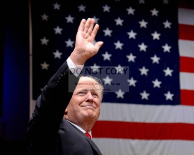 PRESIDENT DONALD TRUMP WAVES TO CROWD WITH FLAG BEHIND HIM - 8X10 PHOTO ...