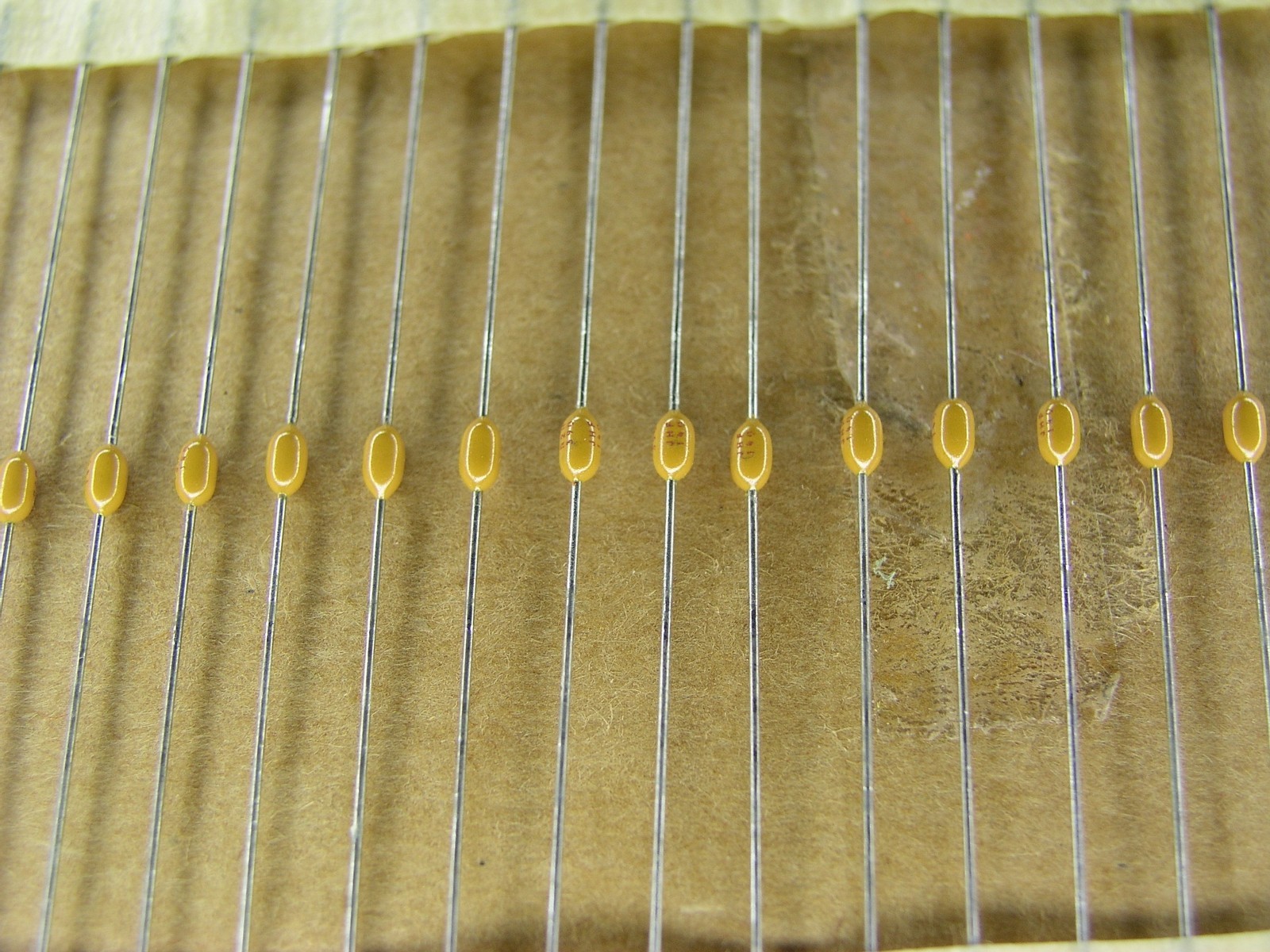 S00774-218 (25 Piece Lot) 39 pf 200 volt 5% C0G axial leaded ceramic ...