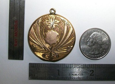 LARGE ANTIQUE ENGRAVED VICTORIAN GOLD FILLED LOCKET ROUND 1 9/16 IN NO ...