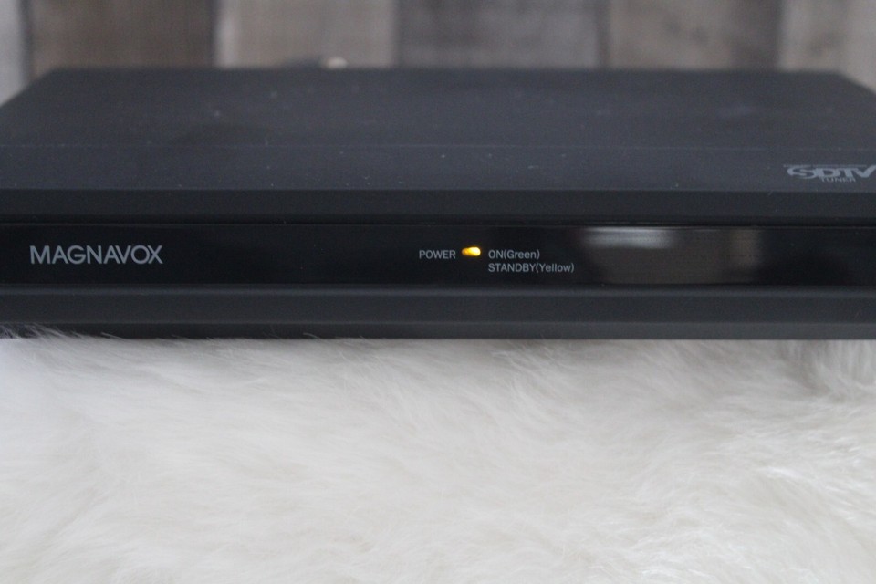 Magnavox TB100MW9 DTV Digital to Analog TV Converter Television Box ...