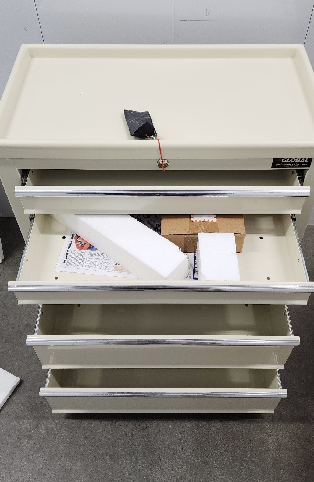 Global Industrial 5-Drawer Medical Bedside Cart w/ Key Lock, 24-1/2"L x ...