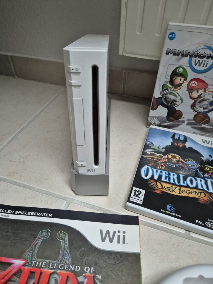 Nintendo Wii mit 2 Controllern Nunchuk 5 Spiele Lösungsbuch, Mario Kart ...