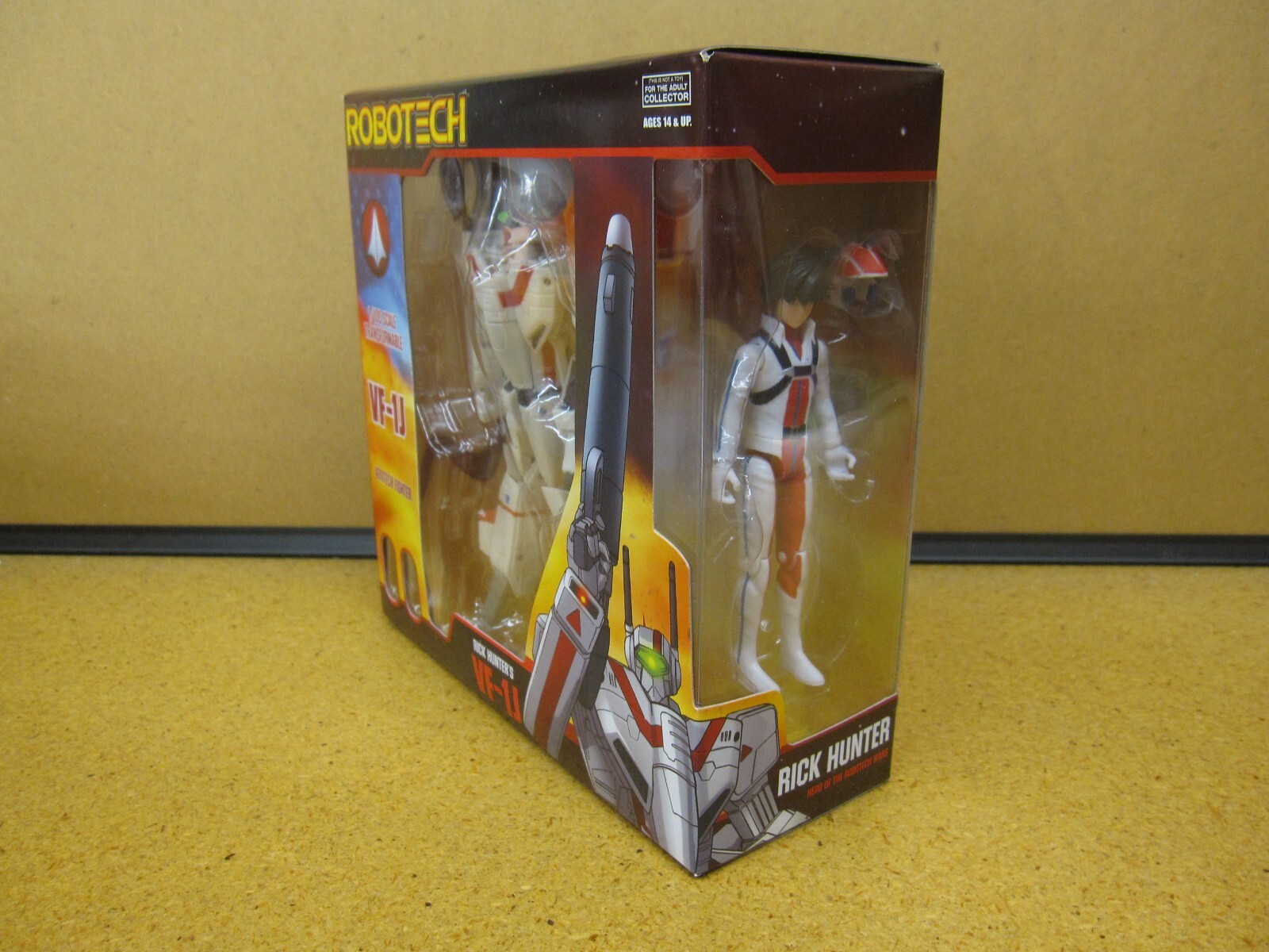 Robotech Transformable 1/100 Scale Veritech with Action Figure Pilots ...