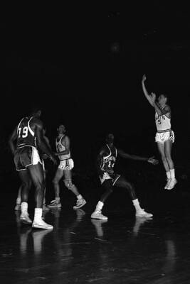 Paul Neumann Of The Syracuse Nationals Shoots 1960S Old Basketball ...
