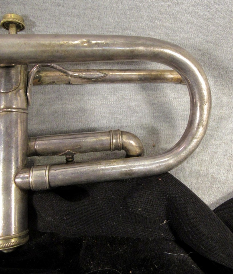 VINTAGE FRANK HOLTON & CO TRUMPET WITH MOUTHPIECE AND CARRYING CASE ...