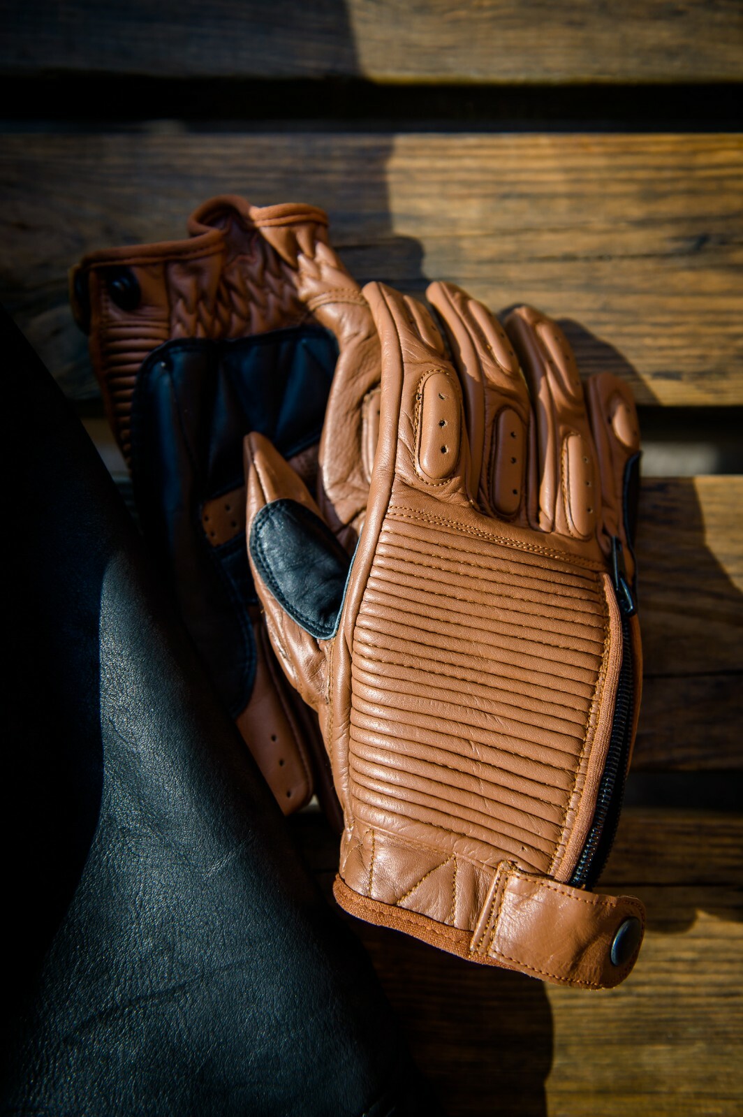 Brown leather ribbed retro motorcycle gloves, bobber café racer brat ...