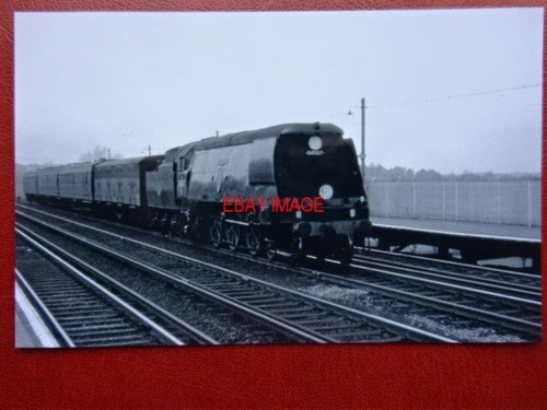 PHOTO SR BATTLE OF BRITAIN LOCO NO 34067 TANGMERE AT BERRYLANDS 1964 | eBay