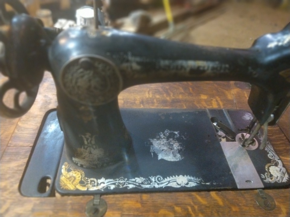 Antique Singer sewing machine and desk. G series serial number. | eBay