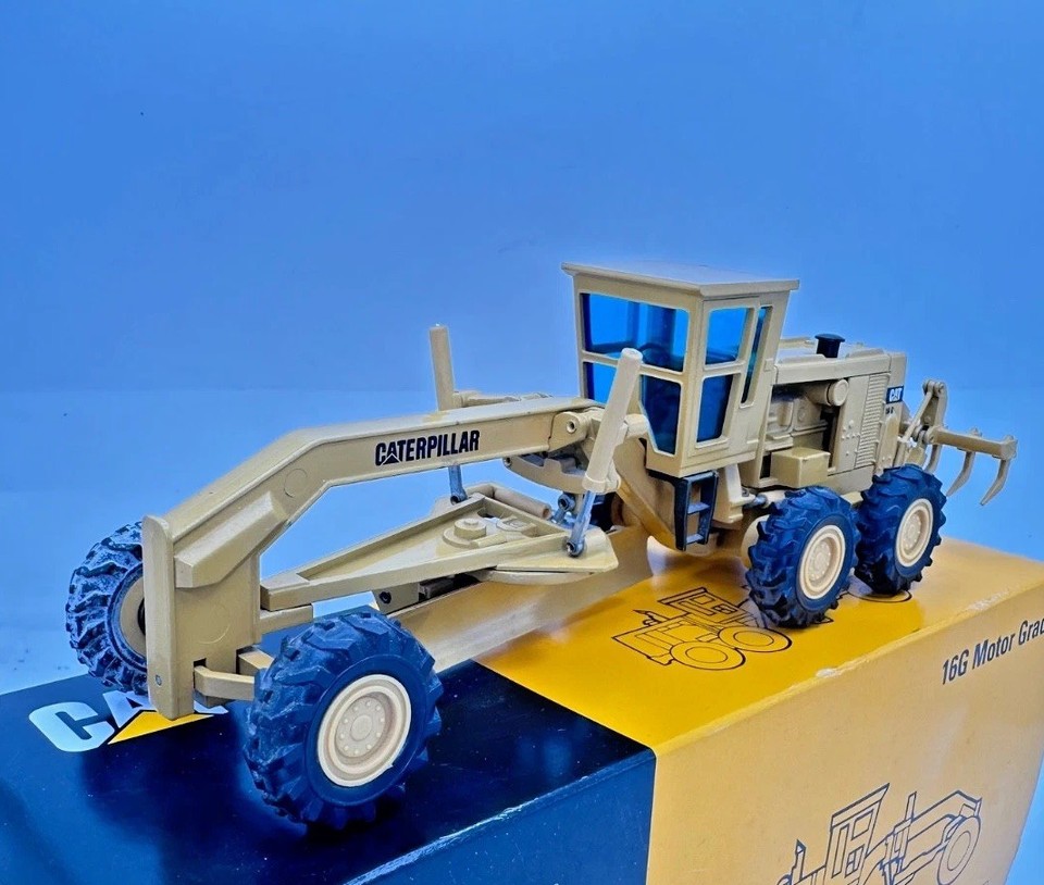 NZG 1.50 scale die cast collectors model- NZG caterpillar 16g Motor ...