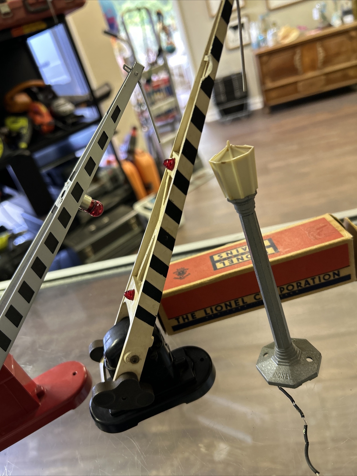 Lionel, Marx, MTH Lot Of Gates & Railroad Lights MTH No. 152 Crossing ...