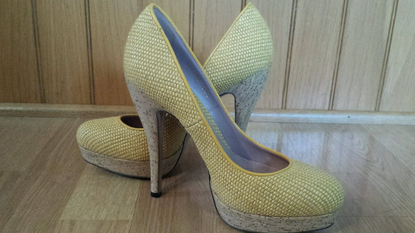 $800 Gucci Raffia Bumblebee Yellow Woven Leather Cork Platform Shoes ...