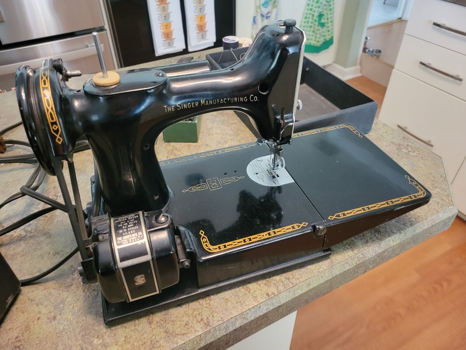 Vintage SINGER FEATHERWEIGHT Portable Sewing Machine w Accessories See ...