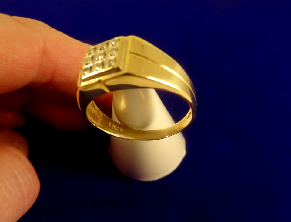 MENS 9ct GOLD 9 DIAMOND SIGNET RING Sz TU-U 1/2 Hm 1995 4Gram Boxed 86p | eBay UK