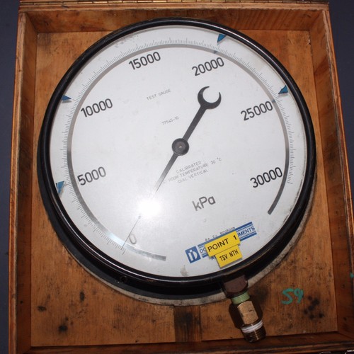 DOBBIE INSTRUMENTS 77545-10 0 - 30000 kPa CALIBRATOR PRESSURE TEST ...