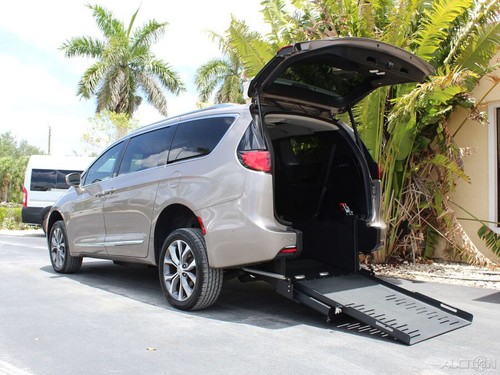 2017 Chrysler Pacifica Limited Rear Entry Wheelchair Accessible Ramp ...