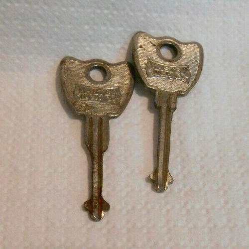 2 Vintage Old Antique Master Lock Co Flat Padlock Lock Keys Crude Look ...