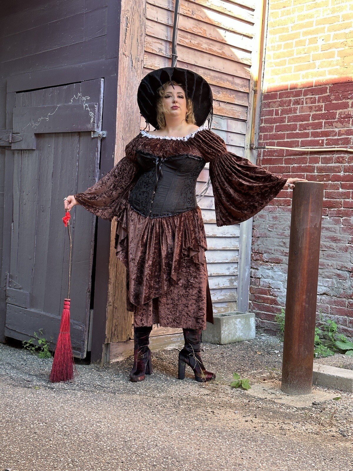 Brown velvet Renaissance dress-boss Wench-cosplay-medieval-witch ...