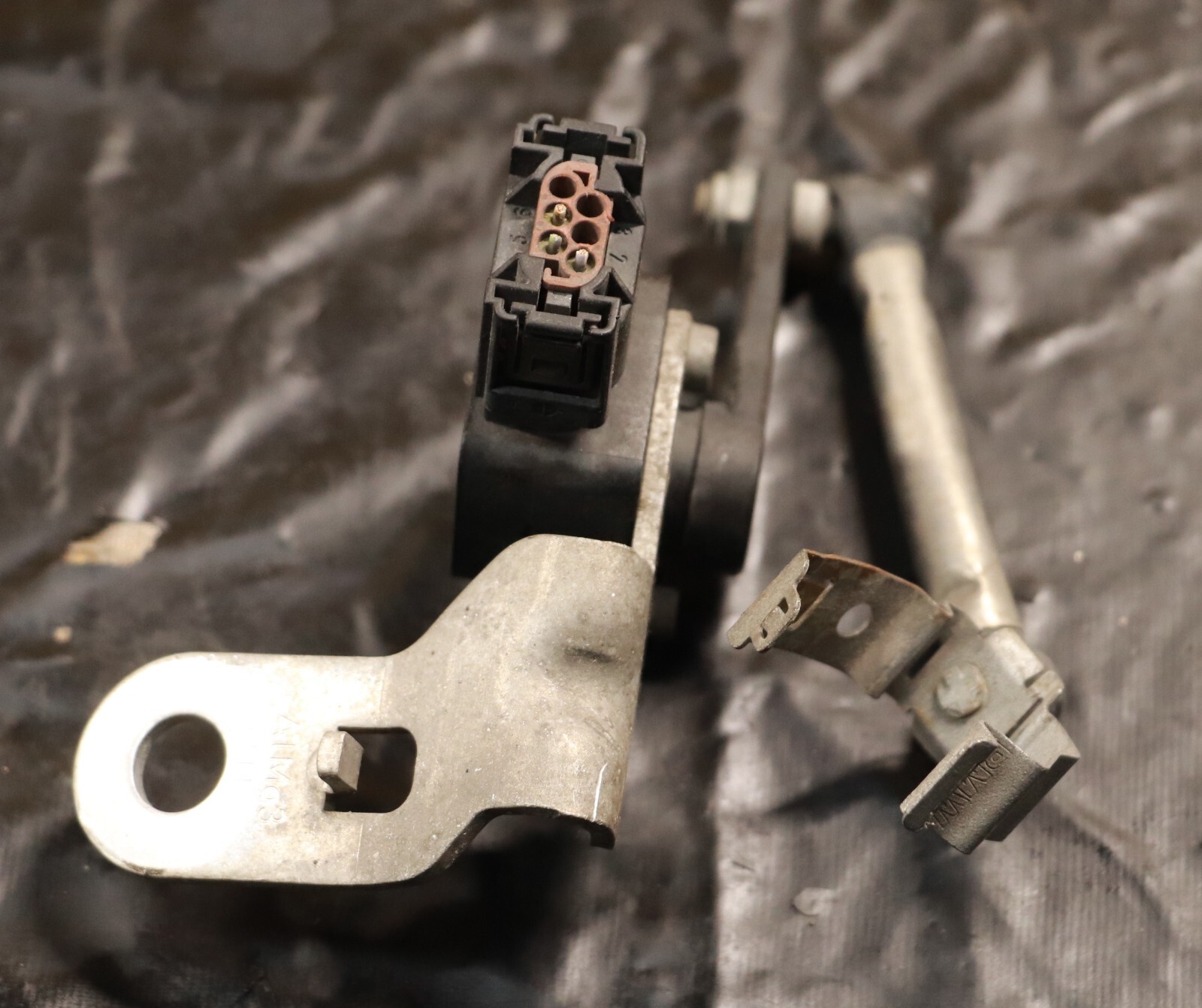 REAR LEVEL SENSOR ANGLE RIDE HEIGHT WITH BRACKET OEM BMW E88 E90 E92 ...