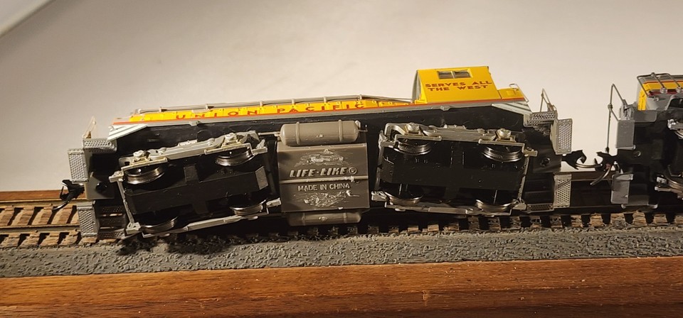 HO Life-Like Switcher #1946 and Athearn Switcher Slug D.S. 1870, both ...