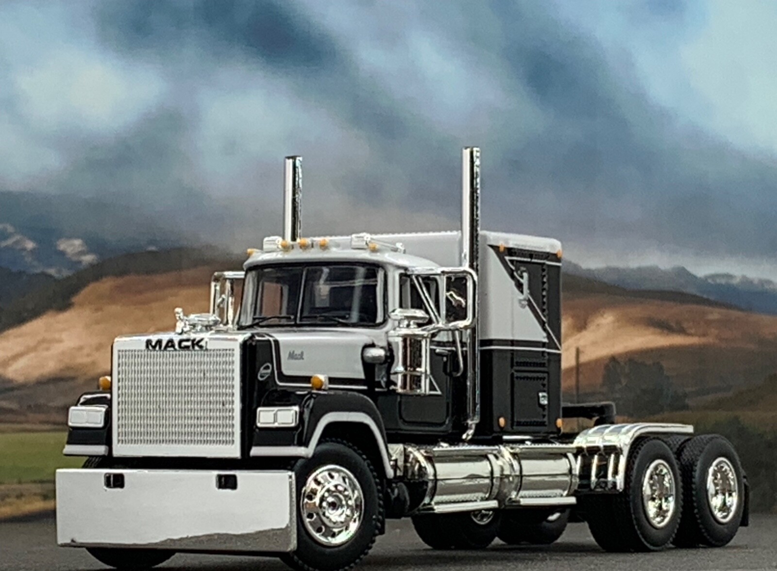 1/64 DCP BLACK/GREY MACK SUPERLINER W/ 60" FLAT TOP SLEEPER & RENEGADE ...