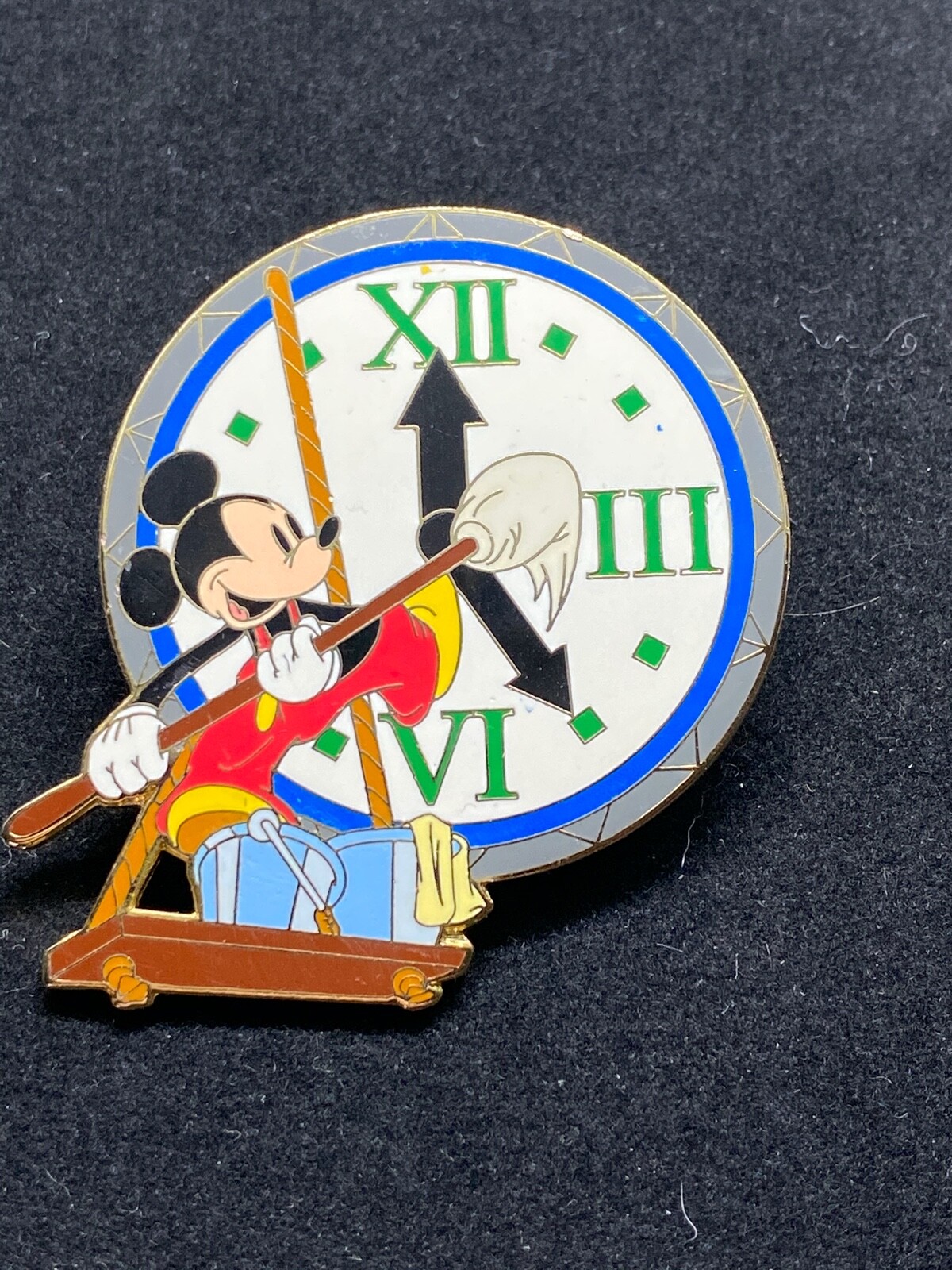 Disney Pin - DisneyShopping.com Labor Day 2006 Mickey Mouse Clock ...