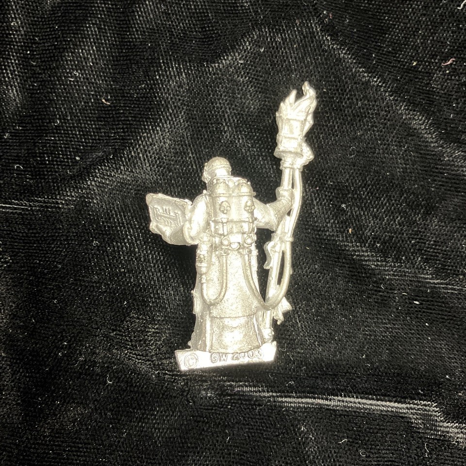 WH40K Inquisition Witch Hunters Acolyte w/book and flaming staff OOP ...