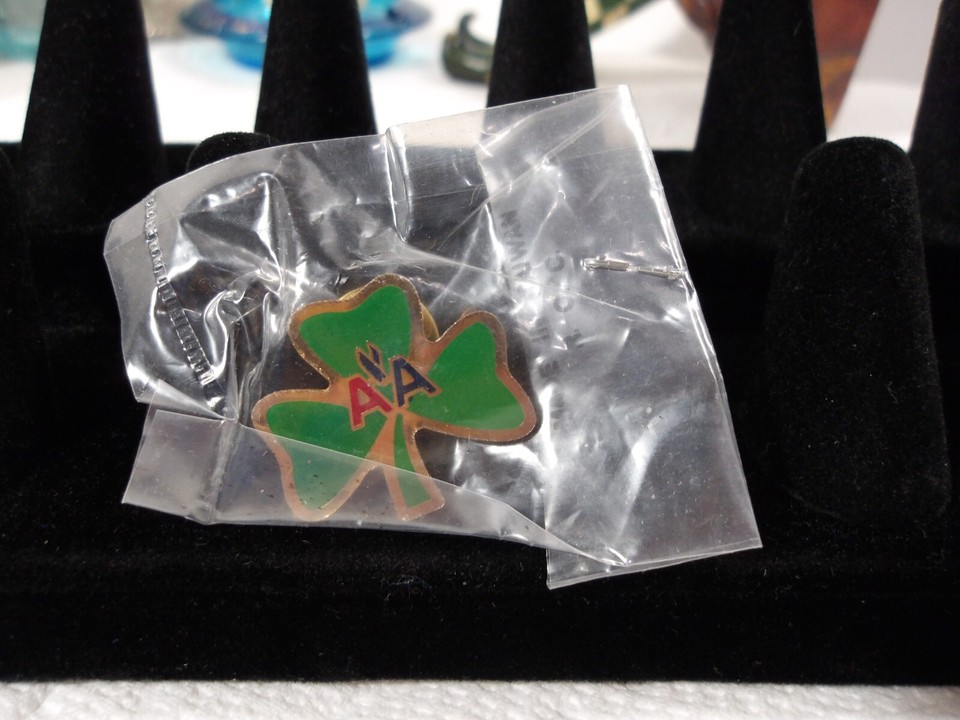 Hat Lapel Pin ~ American Airlines ~ Shamrock St Patrick's Day Clover ...