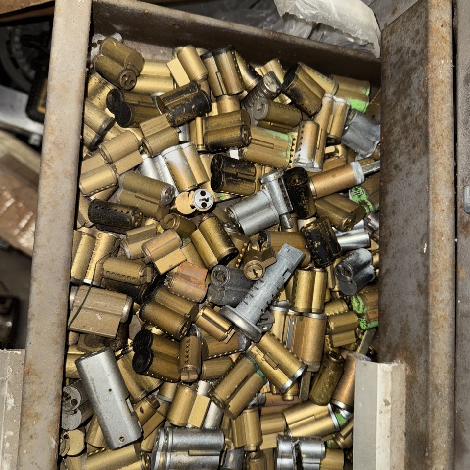 MIXED LOT REMOVABLE CORES Key Door Lock Cylinders Commercial 20 pieces ...