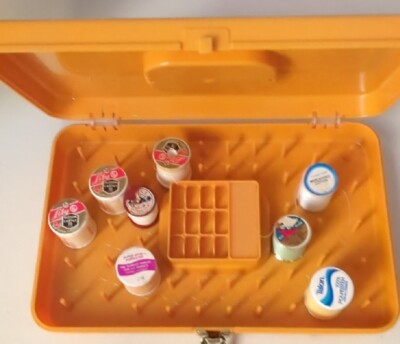 VTG WILSON WIL-HOLD GOLD THREAD SPOOL & BOBBIN STORAGE SEWING BOX With ...