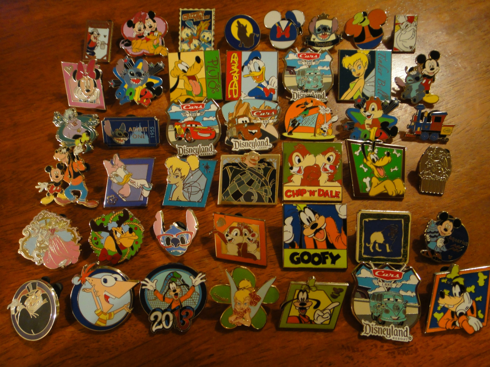 DISNEY PINS TRADING LOT 100 REAL PINS CAST PRINCESS PLUTO GOOFY DONALD ...