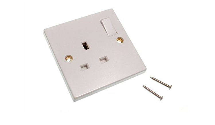 Single Electric Wall Socket Plug 1 Gang Switched White Plastic 13 Amp ...