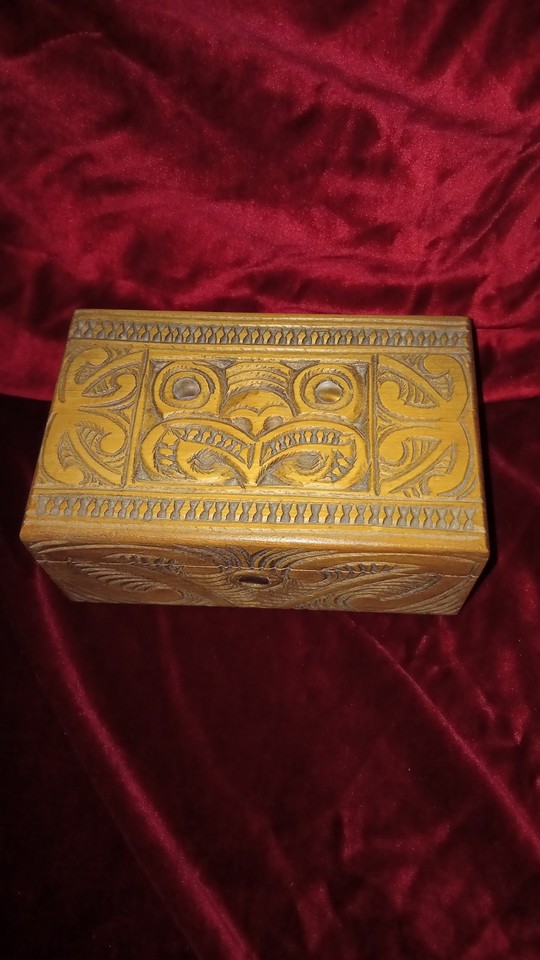 VINTAGE CARVED WOOD BOX. NEW ZEALAND MAORI TIKI DESIGN. ABELONE SHELL ...