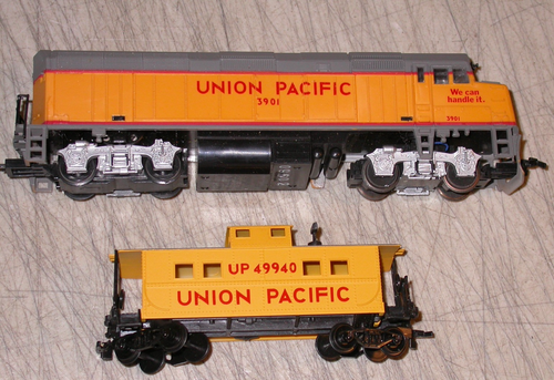 Life Like HO Union Pacific F40PH Diesel Locomotive 3901 & Caboose 49940 ...