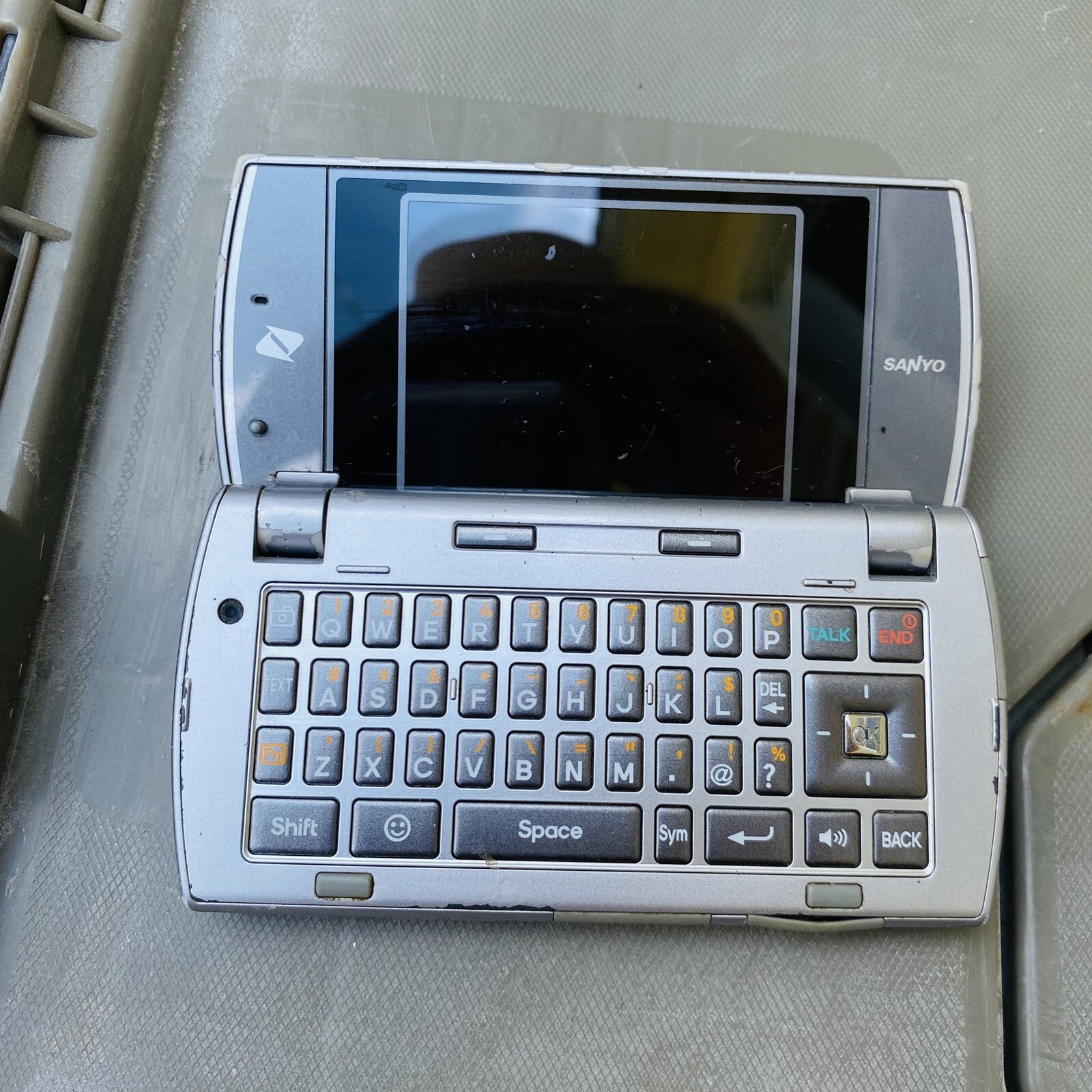 Boost Mobile Sanyo Incognito SCP6760 3G Keyboard Prepaid Flip Silver ...