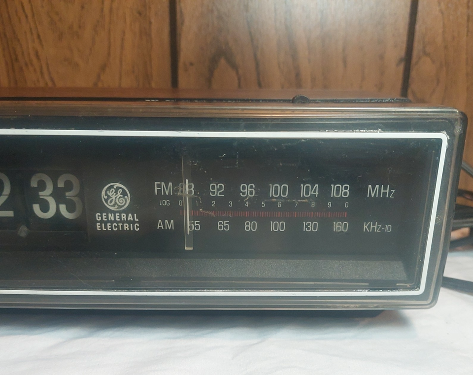 vintage GE flip clock radio Model 7-4305D works tested scratches on ...