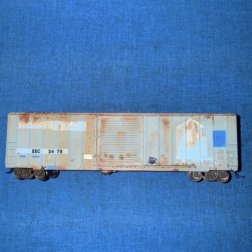 HO Scale EEC ex Rock Island 50' box car w/Kadee couplers custom weather ...