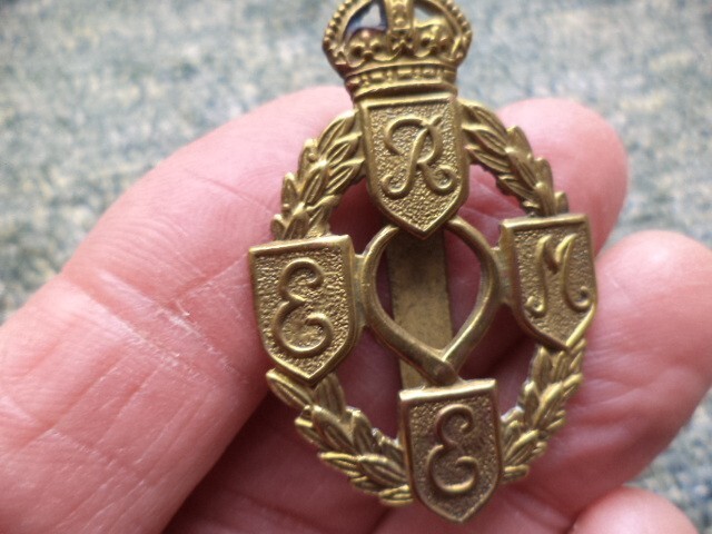 REME CAP BADGE OLD PATTERN, & MILITARY POLICE GEORGE VI. BOTH KINGS ...
