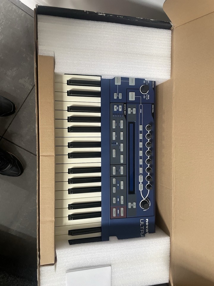 Novation Ultranova Virtual Analog Wave Table Synthesiser. 3 Octave ...
