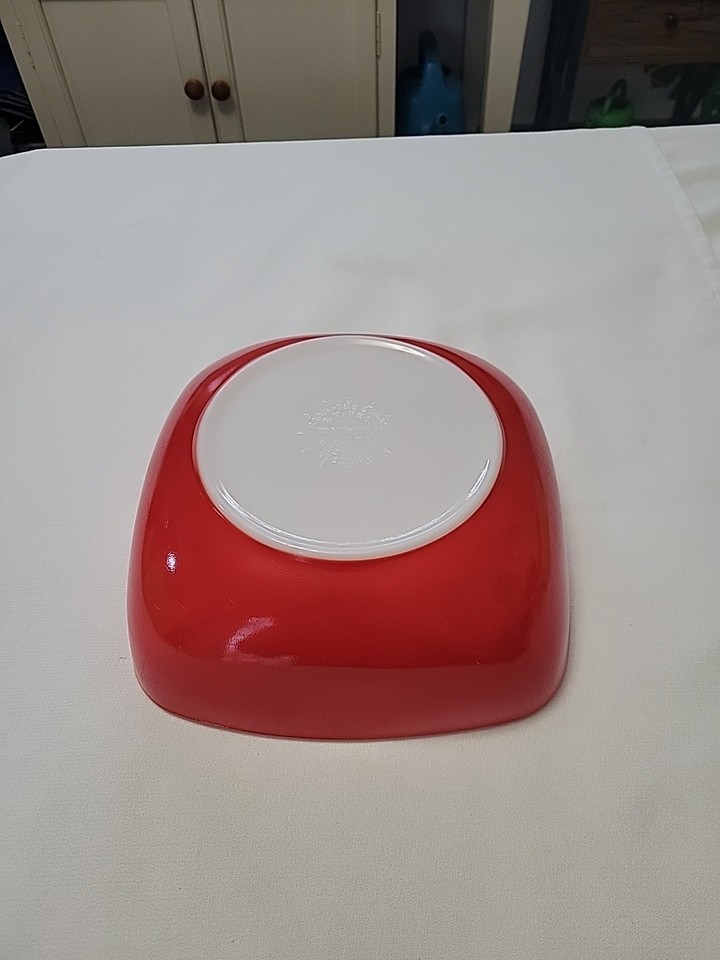 Vintage PYREX FREE SHIPPING Rounded Corner Square Bowl 525B RED 2.5 QT ...