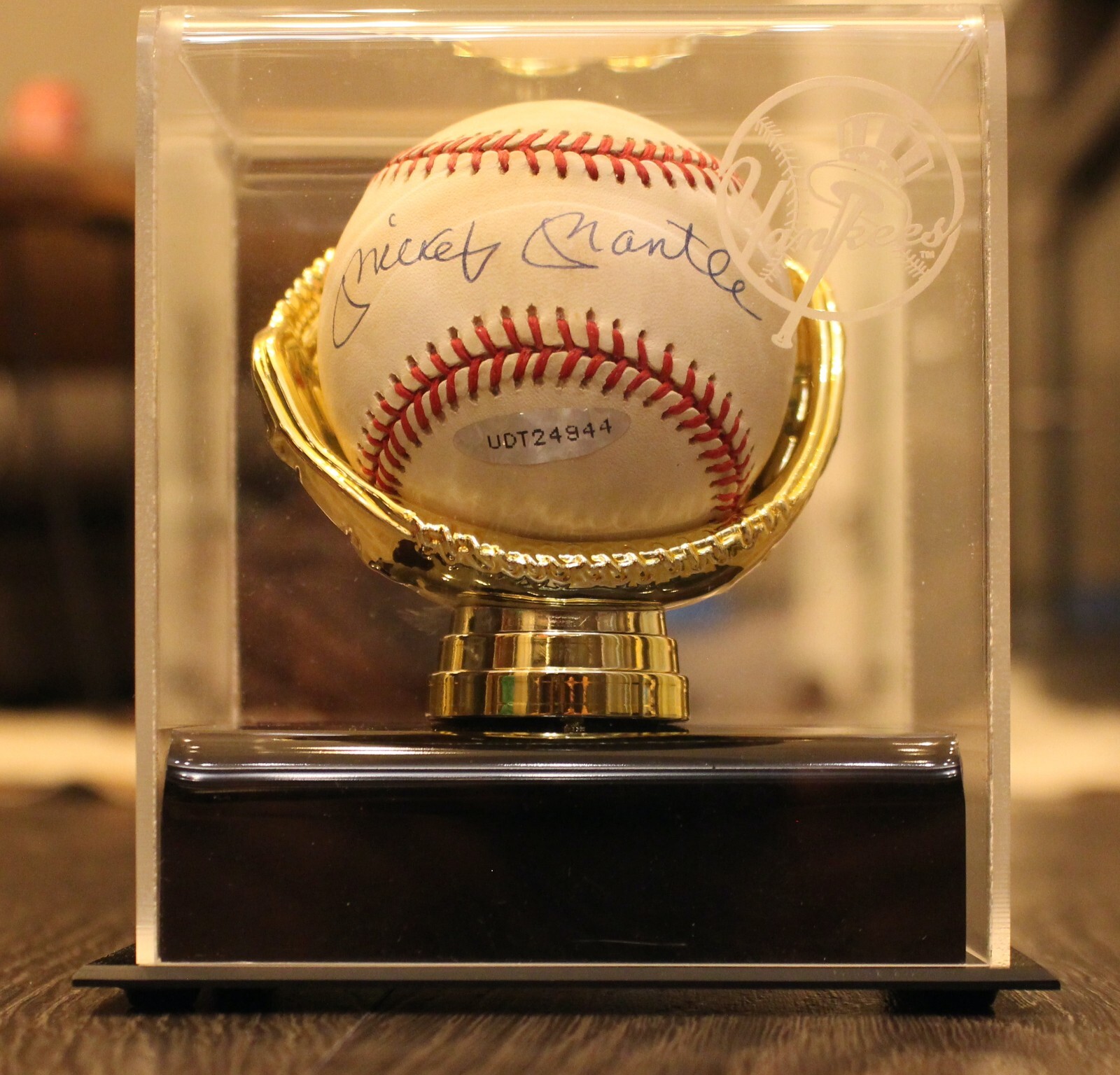 Mickey Mantle New York Yankees Autographed Baseball w/ Yankee Display ...