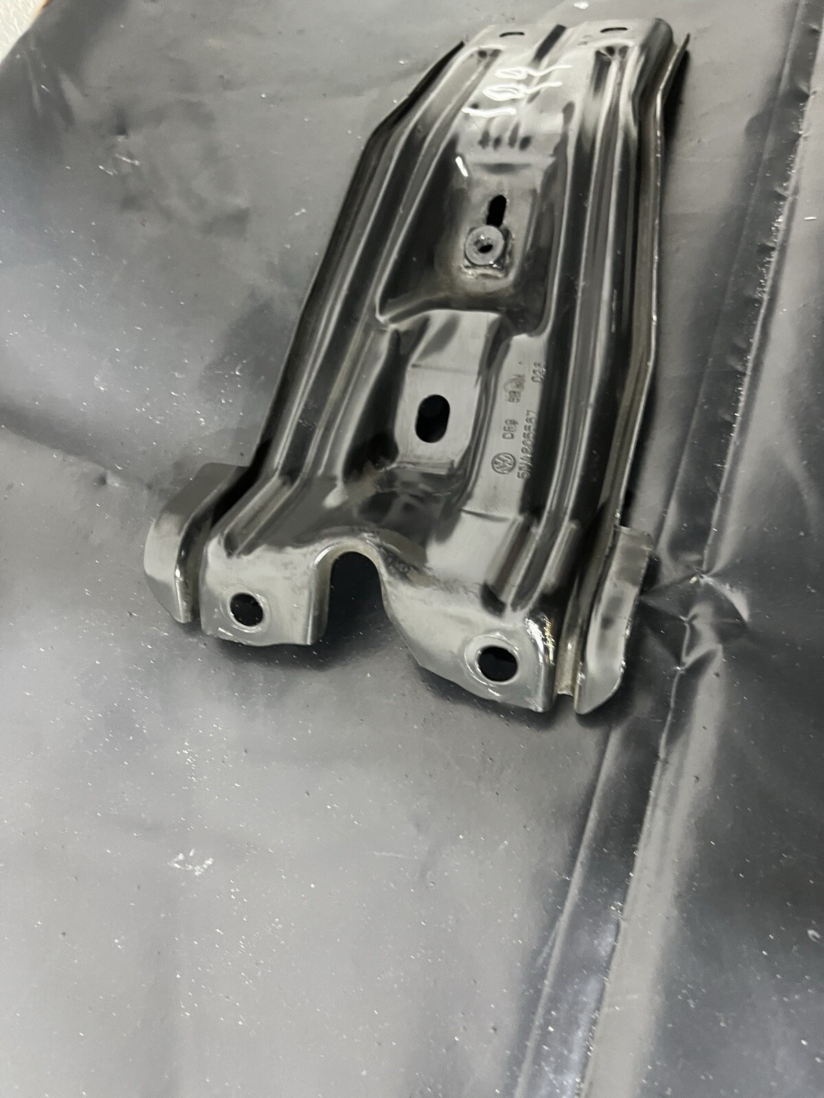 VOLKSWAGEN TIGUAN FRONT CENTRE SUPPORT BRACKET 5NA805567 | eBay UK