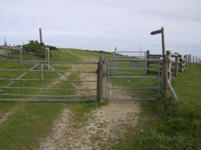 Photo 6x4 Entrance to Limerstone Down Moortown/SZ4283 The Worsley Trail ...